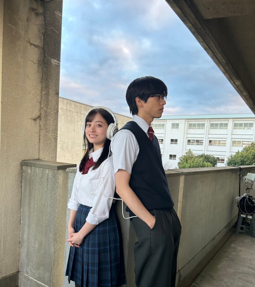Tbs火ドラ『王様に捧ぐ薬指』【公式】 On Twitter / 第5話の放送まであと2日🎧 制服姿の綾華さんと神山くんのオフショット📸 まるで音楽ユニットのようなお写真になりました😉