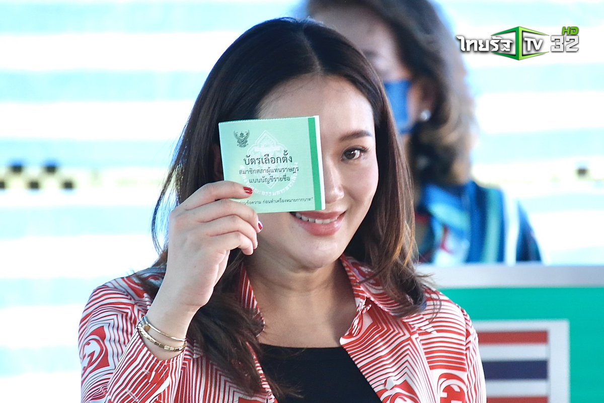 ThairathTV on Twitter: "แพรทองธาร ชินวัตร แคนดิเดตนายกฯ พร้อมคุณหญิงพจมาน ณ ป้อมเพชร และนางสาว ...