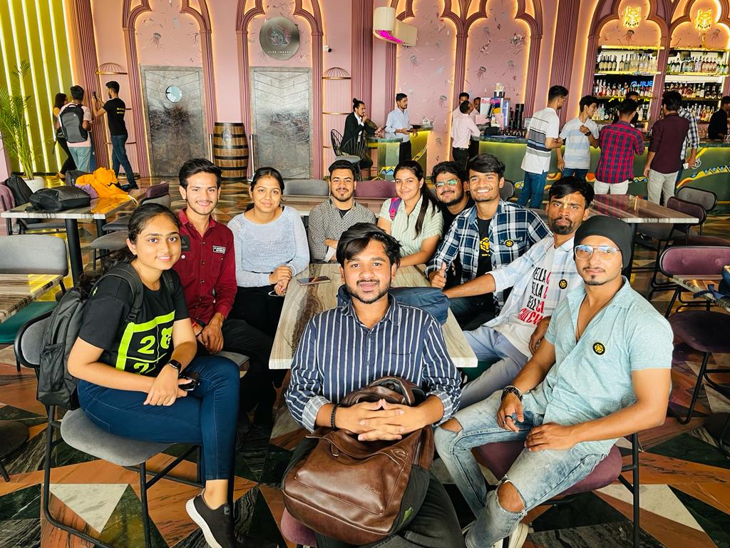 Arushi Sthapak #🔜IDE Bootcamp🚀 on Twitter: "Indore meetups are best 🥰🥰"