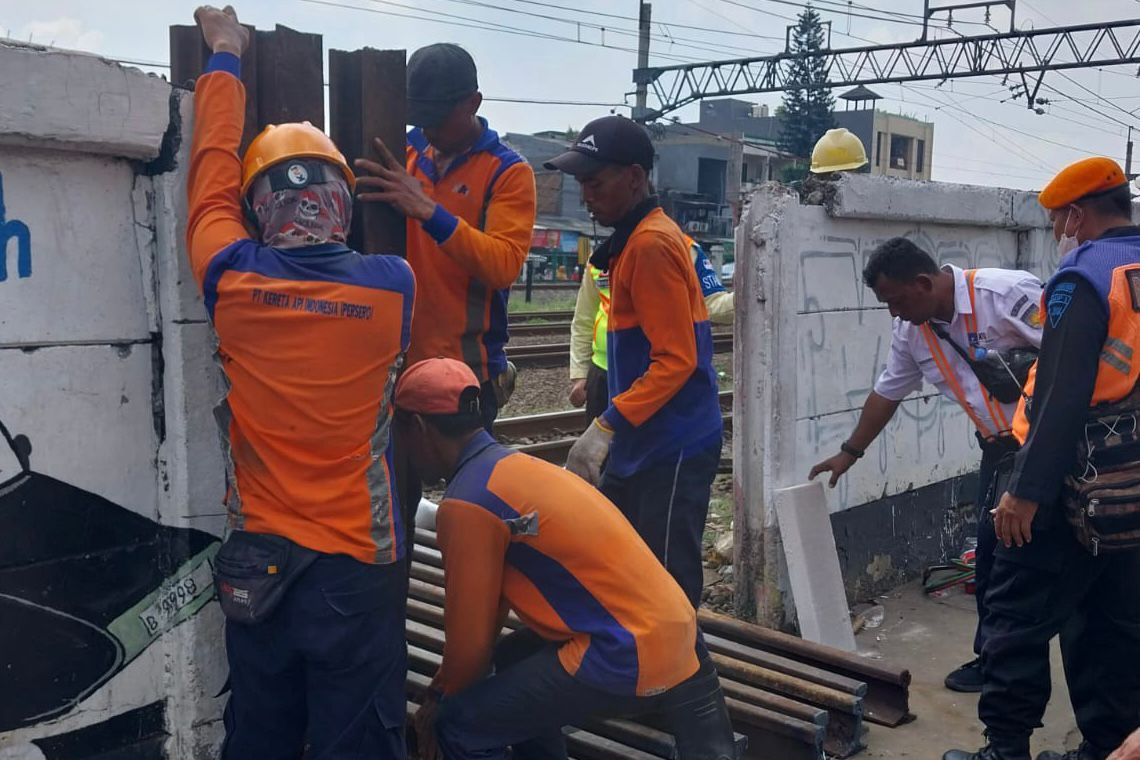 KabarPenumpang on Twitter: "PT KAI Daop 1 tutup kembali perlintasan liar di KM 12+400 Lintas ...