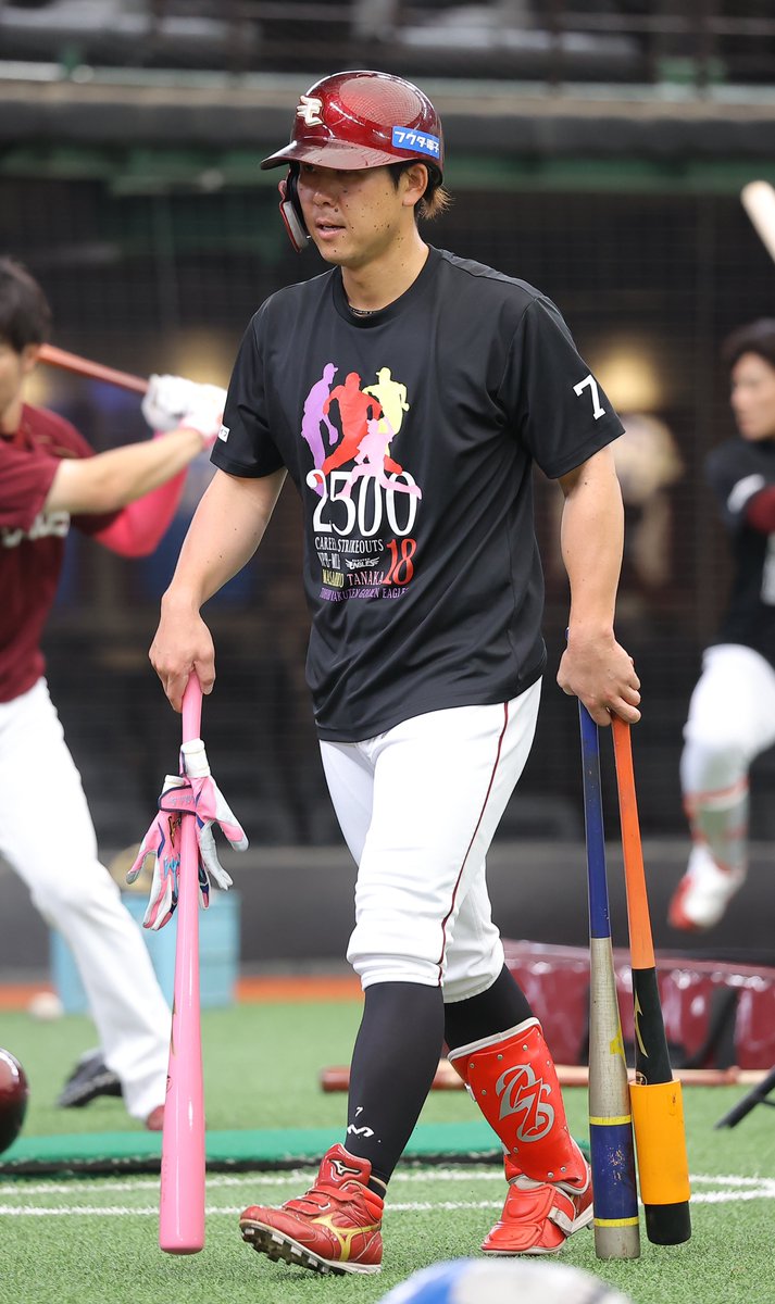 サンスポ×EAGLES on Twitter: "【西武ｰ楽天】 14日、「母の日」 ピンク色の手袋とバットで練習に臨む鈴木大地選手と炭谷銀仁朗選手。田中和基選手はピンク色のグローブで練習に ...