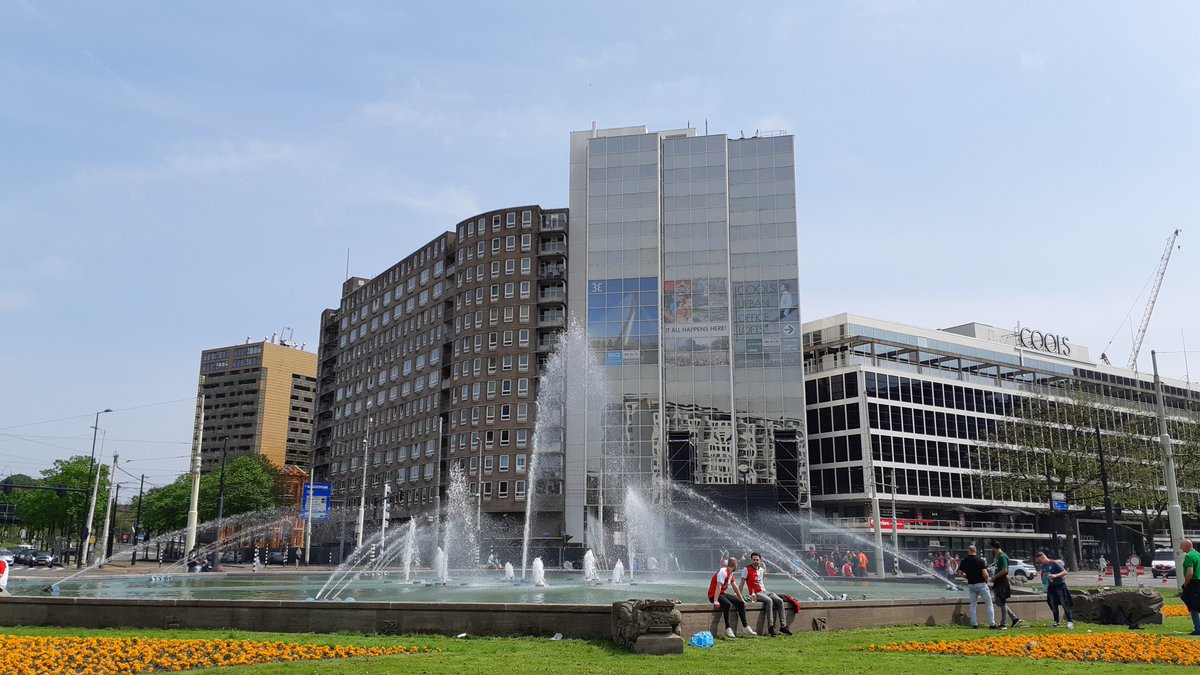 Jomir (ICNG era) on Twitter: "Volle #coolsingel en mensen in de fontein op het Weena in ...