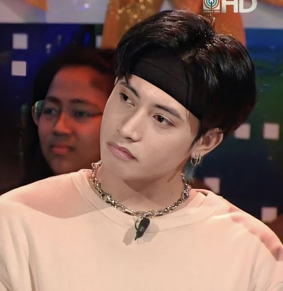 Hardy Ⓜ️🕴♣️ on Twitter: "Felip Suson just doing nothing #FELIPSUSON #SB19_KEN"