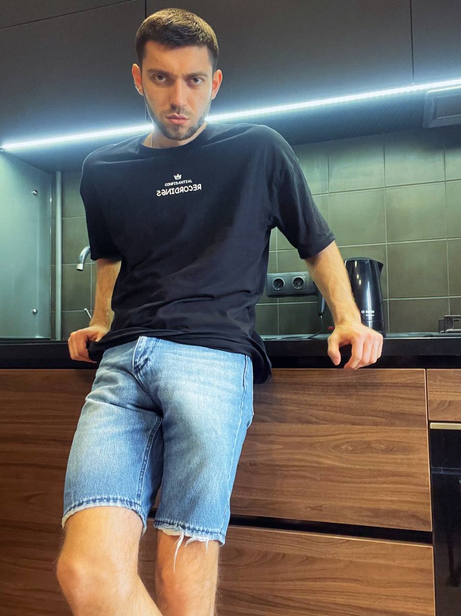 ꜱᴛʀɪᴘᴘᴇᴅ ʙᴏʏꜱ on Twitter: "RT @Nick79912624875: Skip the gym and workout my third leg #fitness ...