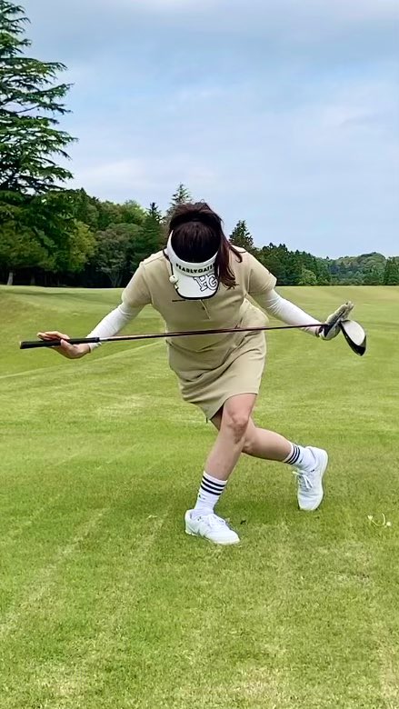可知寛子 On Twitter 時々ゴルフするんですが、ティーグラウンドってステージみたいにちょっと高くなってるので、いいショットが打てた時についつい二千人のお客様脳内のに向かって感謝