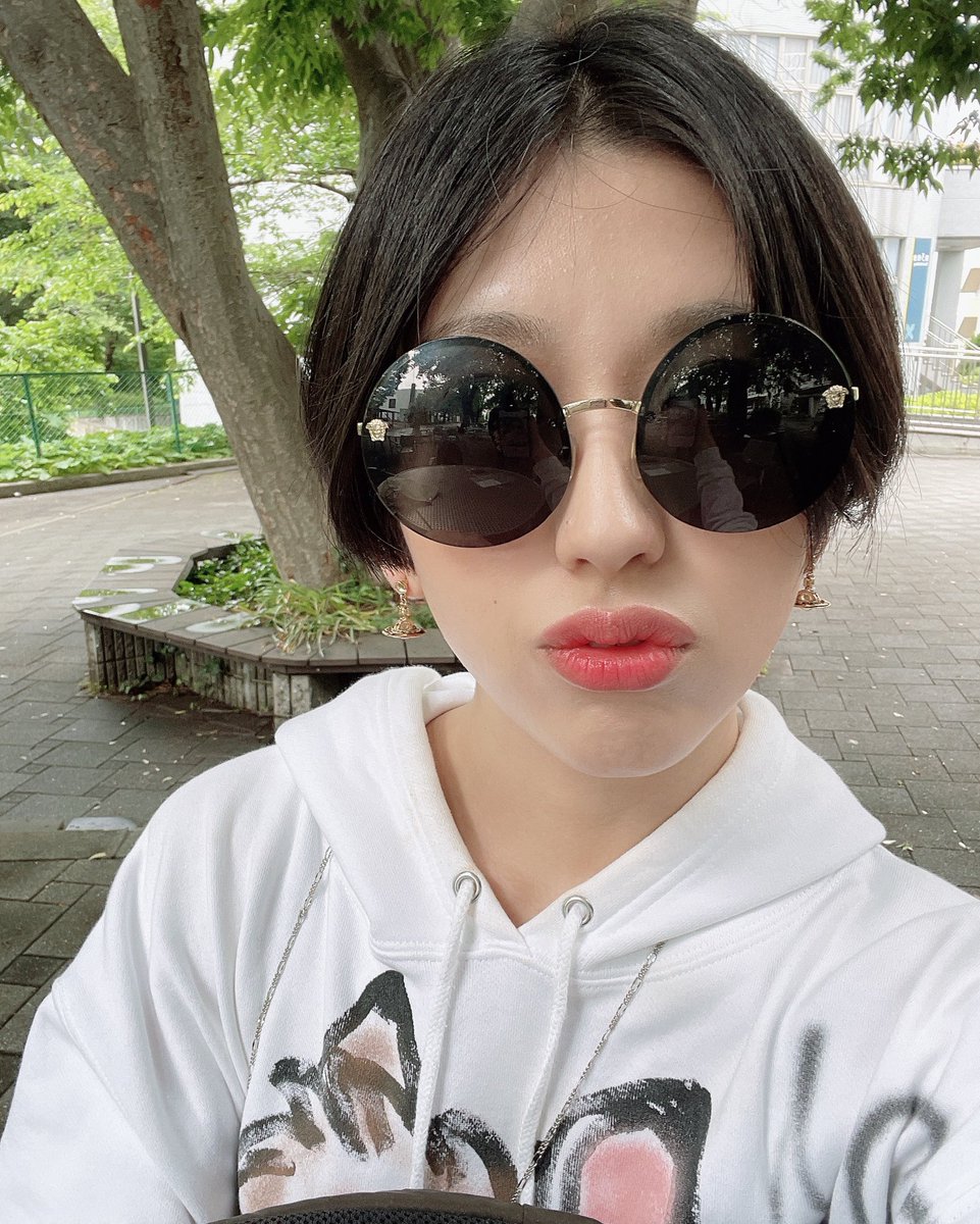 水谷梨明日|riasu Mizutani On Twitter 友達のデカデカサングラス🕶