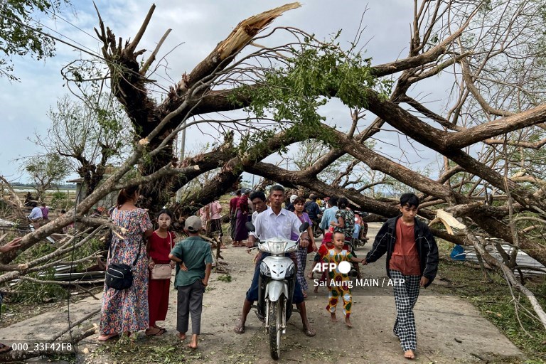 AFP Photo on Twitter: "Myanmar port city slowly reopens after deadly Cyclone Mocha. 📷 Sai Aung ...
