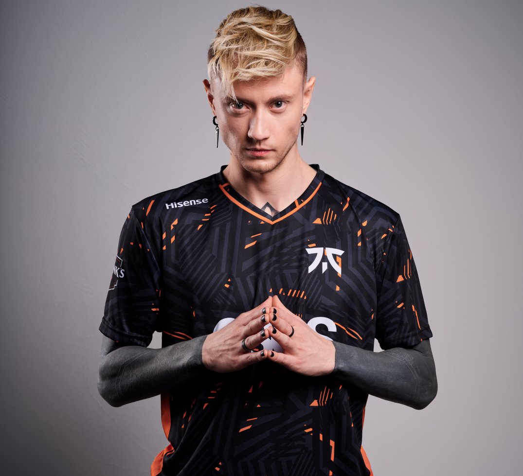 🎡RAZORKISMO🎡 on Twitter: "Quien es mejor player? 💀 Rekkles actual o Uzi prime"