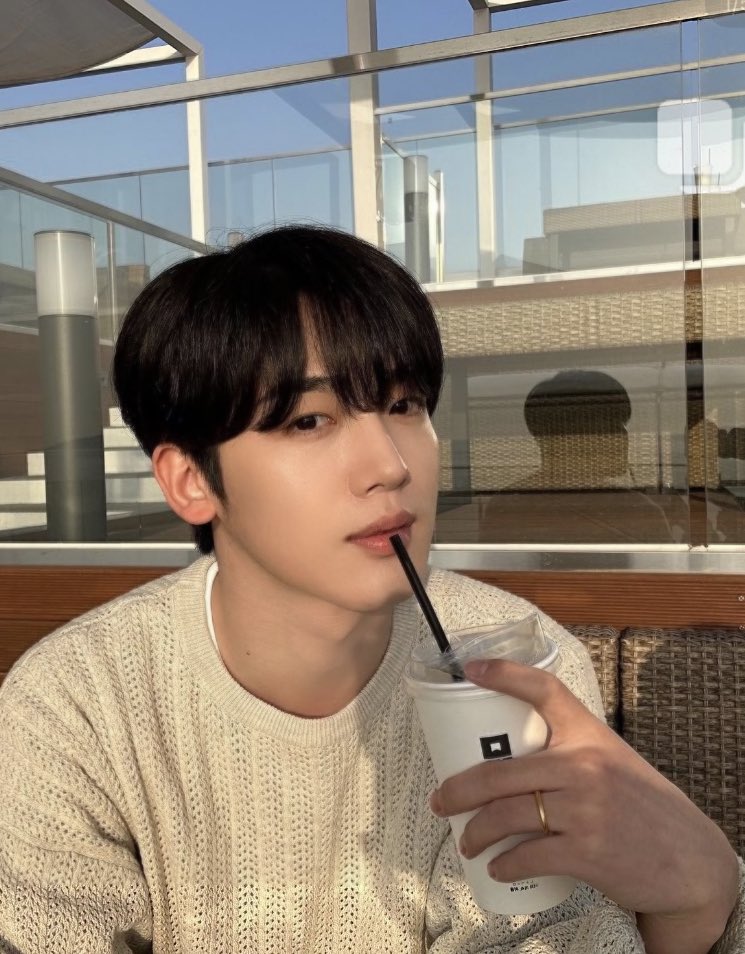 멩. 𝚖𝚎𝚗𝚐 ʚĩɞ on Twitter: "X1 mngr commented on Yohan's recent Ig photo and Yohan replied "Hyung ...