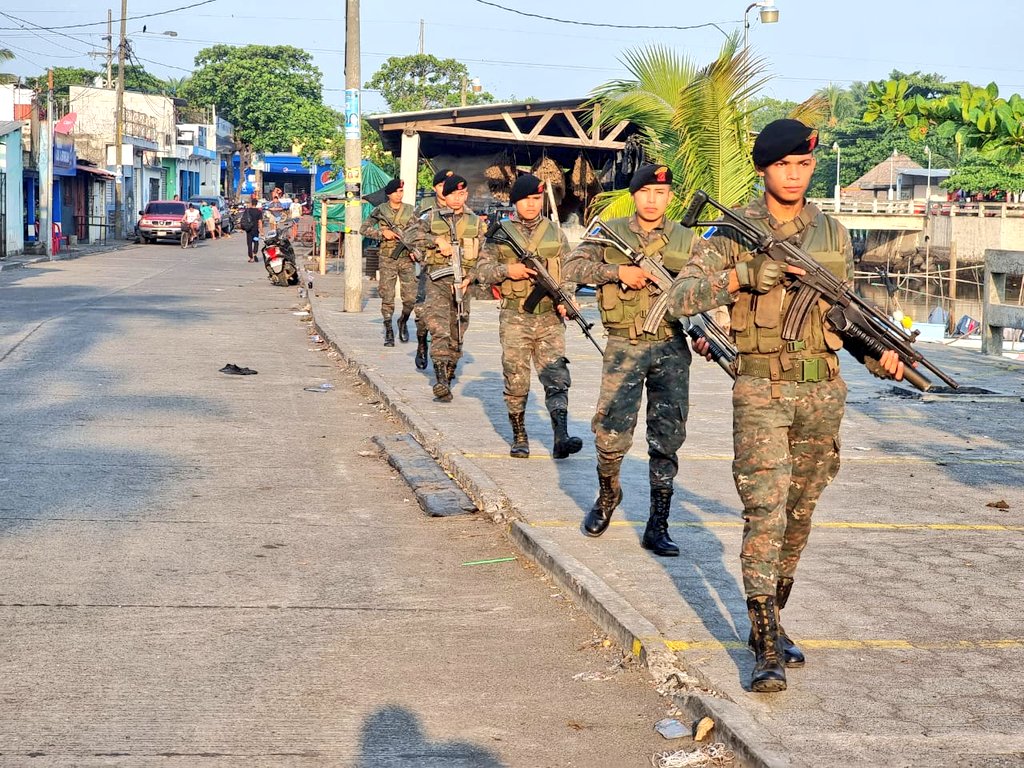 Ejército Guatemala on Twitter: "#EjércitoGT a través de la Brigada de Paracaidistas, realiza ...