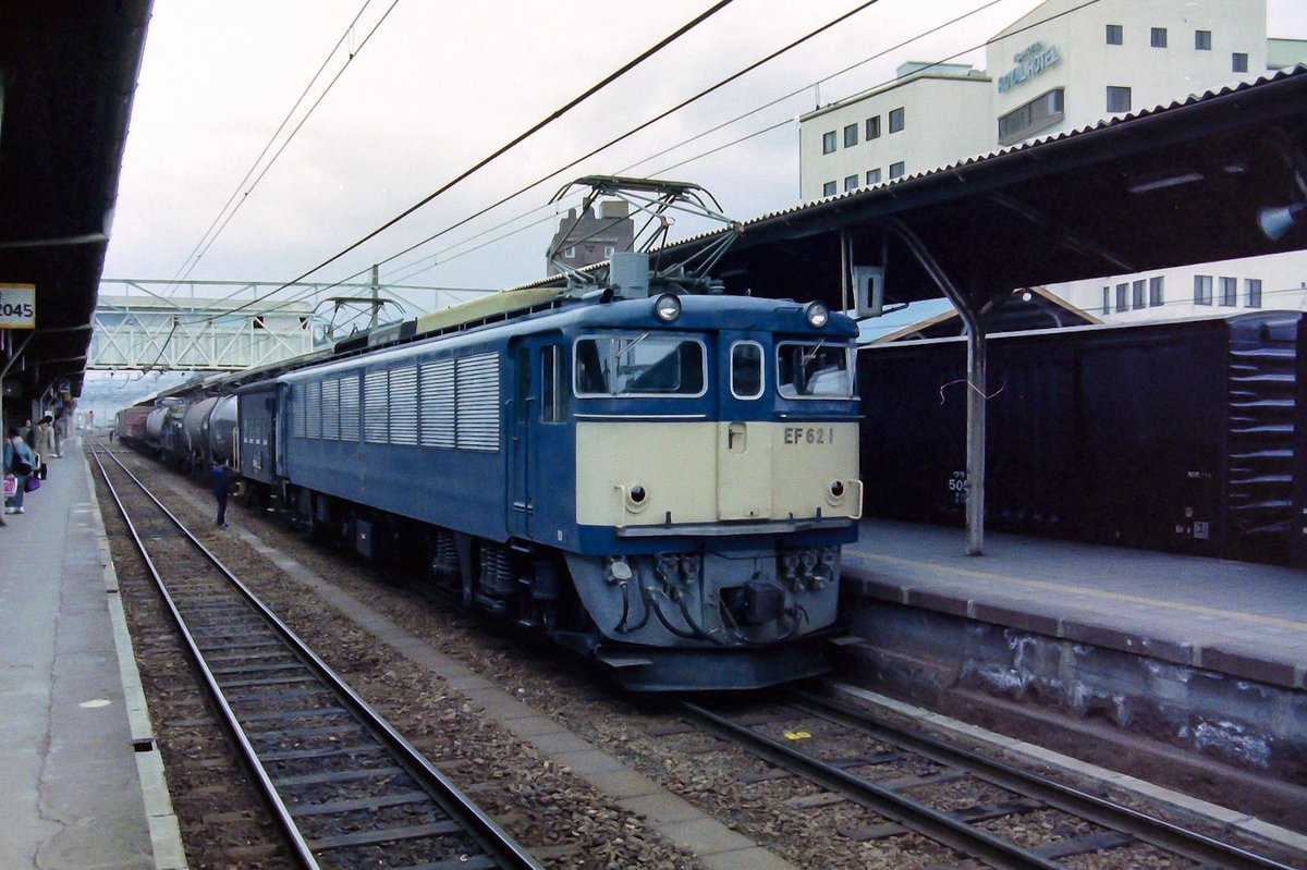 nomura on Twitter: "おっさんほいほいな画像。信越線のEF62、1号機。今日、連投なのは14連勤のお休みだから。"
