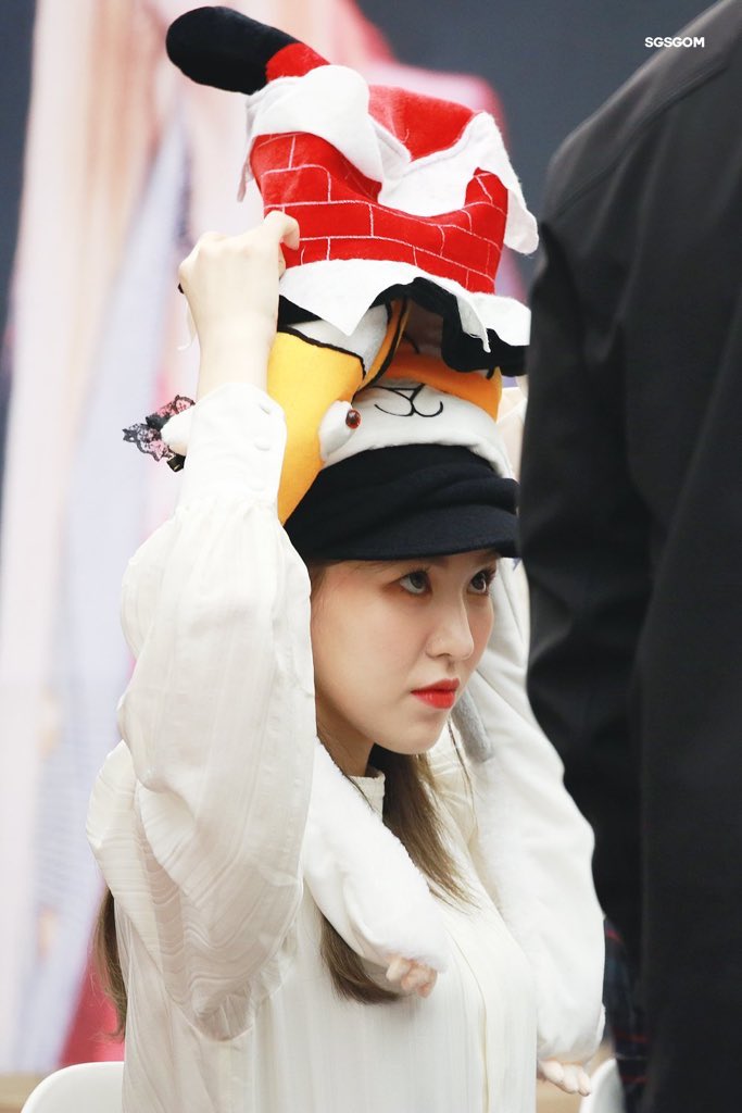 Vivi has pcd from tds2 on Twitter: "Wendy’s cute habit of stacking hats she received from fans ...