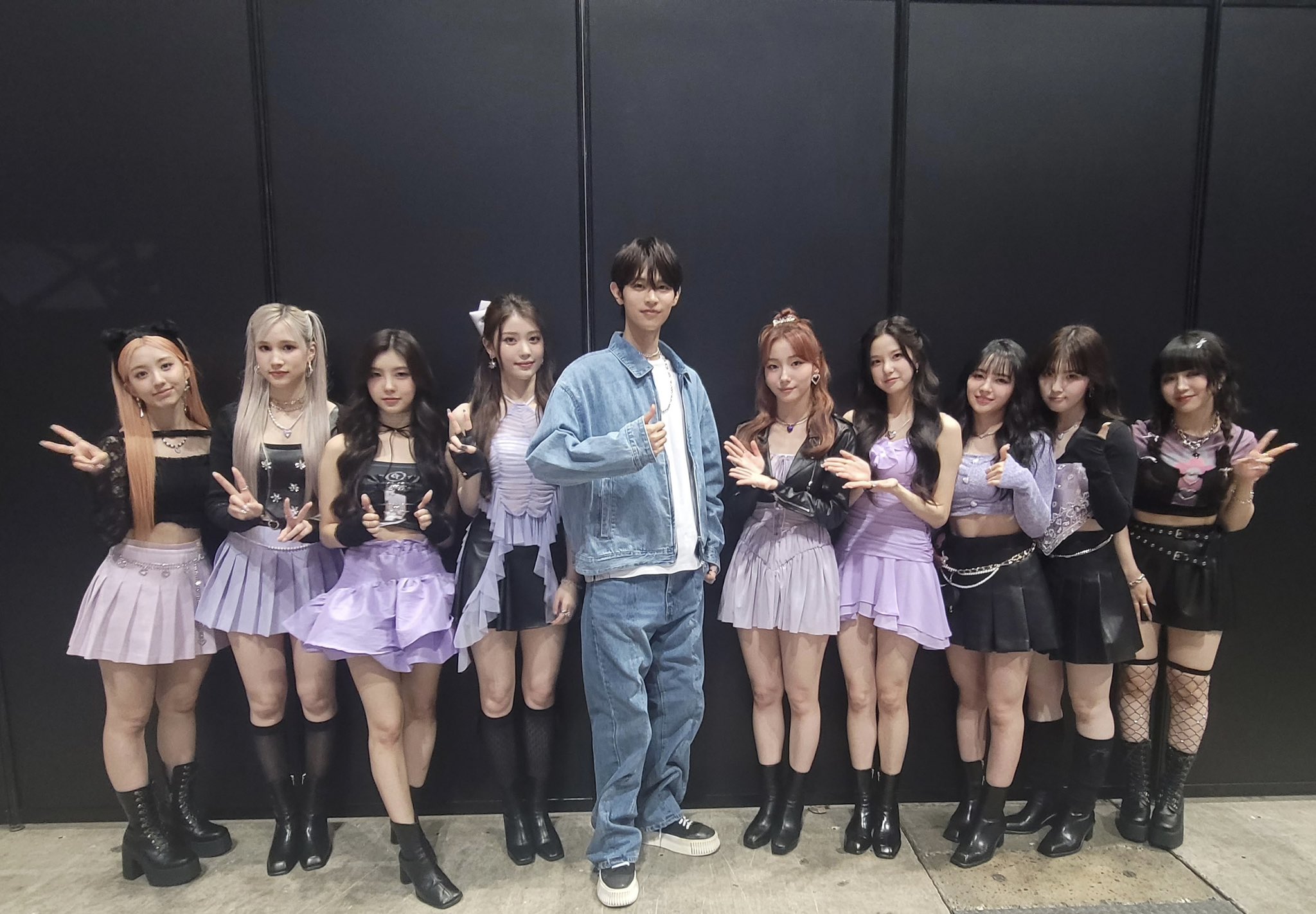 Kep1er looking tiny next to one of the hosts of Kcon Japan 1chika - K ... Kep1er looking tiny next to one of the hosts of Kcon Japan 1chika - K ...