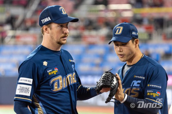 다이노스 아카이브 on Twitter: "＂가장 뜻깊다＂ KBO 4월 MVP 놓친 페디, 구단 월간 MVP로 '보상' https://naver.me/Fnih5pEA 페디는 ...