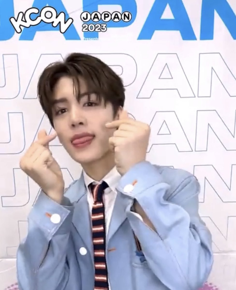 MK 🌙 LUNÉ on Twitter: "Him and his forever wangwang pose"