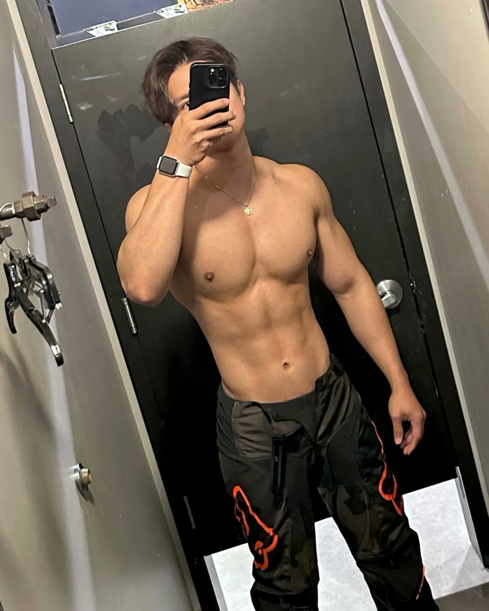 MRVVIP on Twitter: "Sebastian Teti shirtless on changing room snaps. #selebwatch"