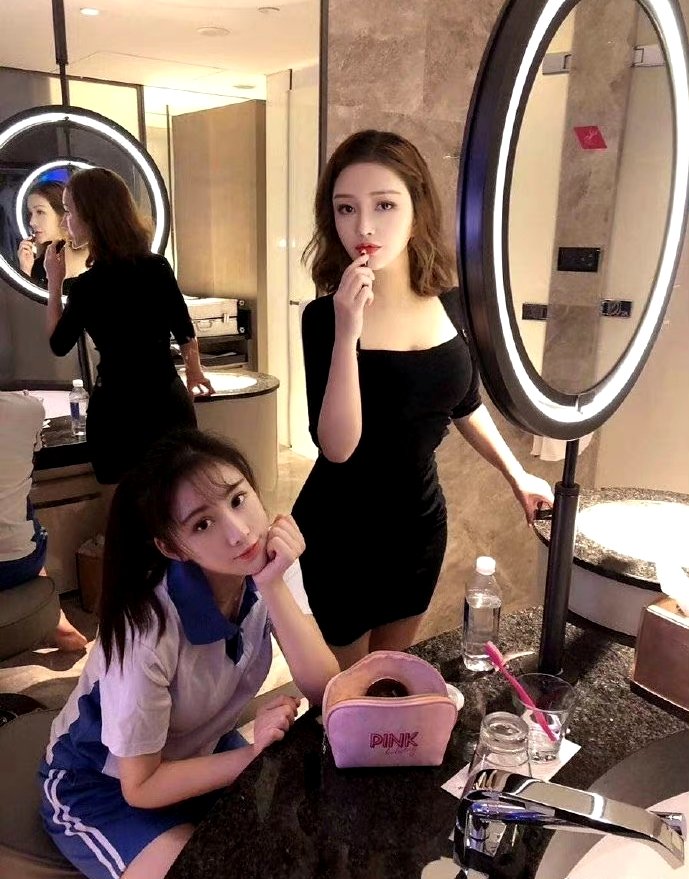 请叫我二蛋 On Twitter 刚才刷到一对母女,12w一晚上,真有这种母女俩能一起出来做的?玩剧本呢吧!正常母女互相之间能接受这样玩?
