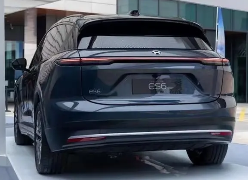 Tycho de Feijter on Twitter: "NIO ES6 new pics. A darkly colored car was seen at a dealer ...