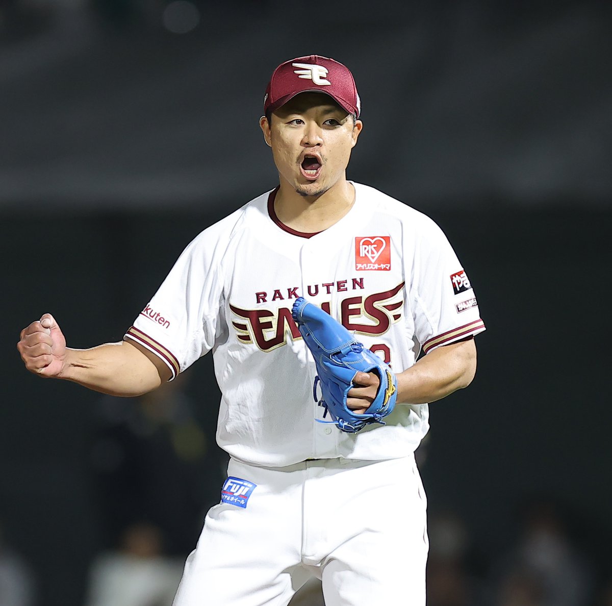 サンスポ×EAGLES on Twitter: "【楽天ｰソフトバンク】 16日、8回 にソフトバンク・栗原陵矢選手を空振り三振に打ち取りガッツポーズする #鈴木翔天投手。#酒居知史投手 も ...