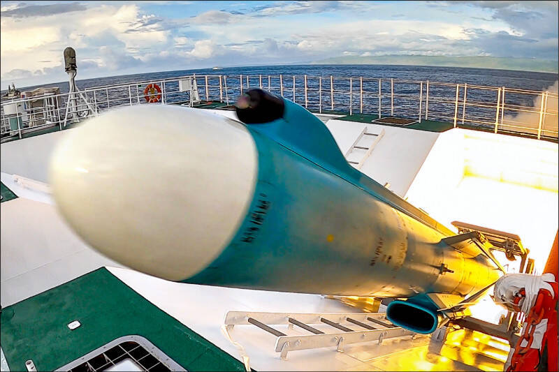 新台灣國防軍事網 on Twitter: "海巡艦去年實彈打雄二飛彈、鎮海火箭彈 今年再射雄二打靶艦 https://def.ltn.com.tw/article/breakingnews ...