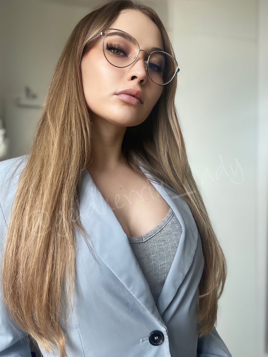 Geldherrin Lady Laura 💸 on Twitter: "RT @geldherrin_lady: Ich schaue nur auf dich herab, während ...