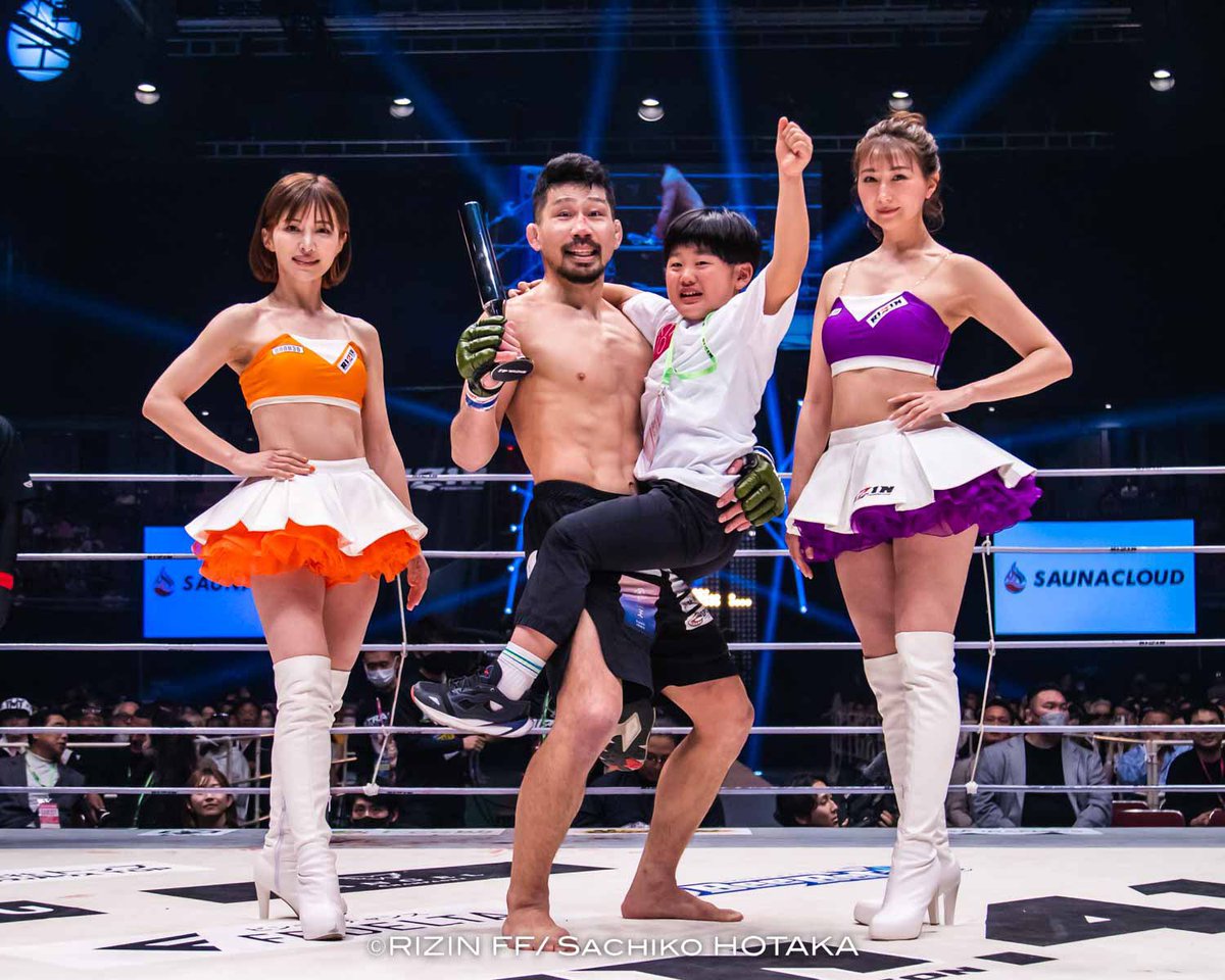 あきぴ on Twitter: "いつも記事ありがとうございます🙇‍♂️ 右手が上がる時に自然に左手も一緒に上がっていたんだけど、たしかにKポーズみたいになっている https://news ...