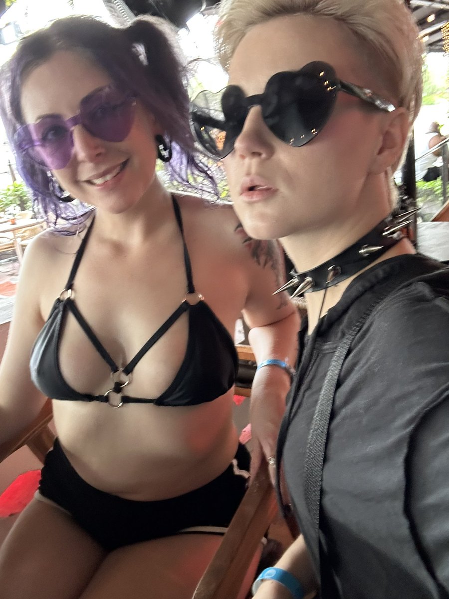 GhostieGhoo on Twitter: "Oooooh bby we eatin 😫😫😫 Pre-awards dinner with @Deviantxdarling"