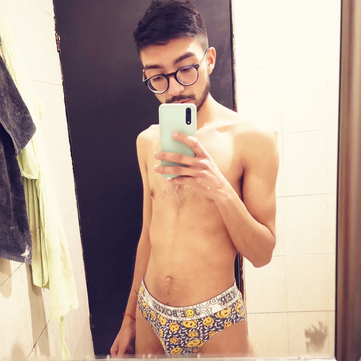 MachosBikinis on Twitter: "Flaquito lindo. 😍"