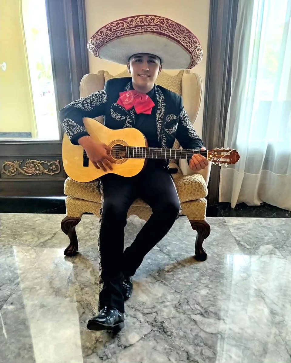 MachosBikinis on Twitter: "Contratar al mariachi para un evento y llevarte tremenda sorpresa. 🤩 ...