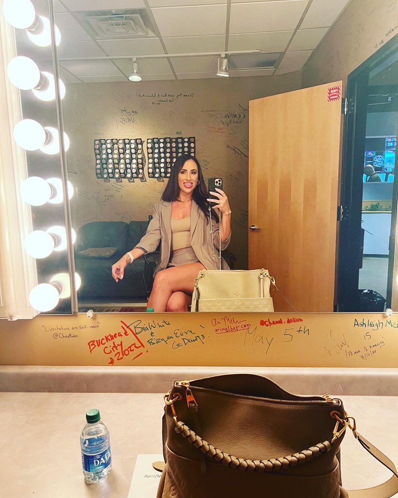 Hannah Cox on Twitter: "Back to my slutty wardrobe on Fox tonight (😉) Sandra and Lynn are going ...