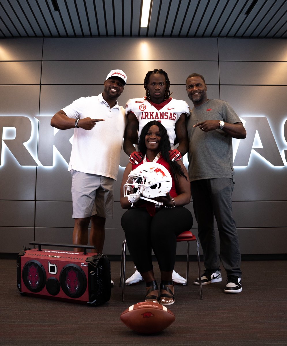 𝙲𝚑𝚛𝚒𝚜 "𝙲𝚎𝚎" 𝚁𝚑𝚘𝚍𝚎𝚜 on Twitter: "#gohogs🐗"