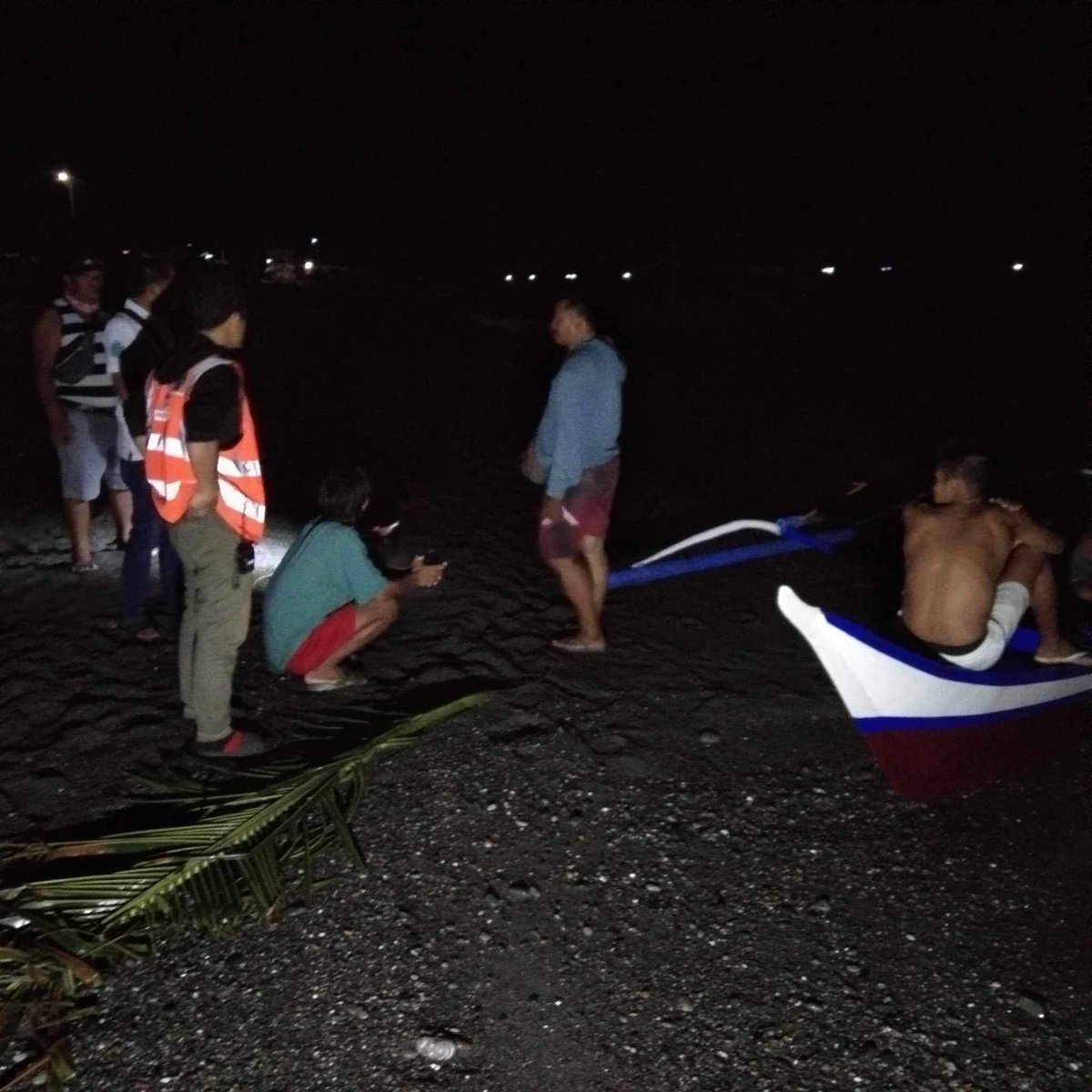 Philippine Coast Guard on Twitter: "RT @DZMMTeleRadyo: Pito kabilang ang isang bata, nailigtas ...