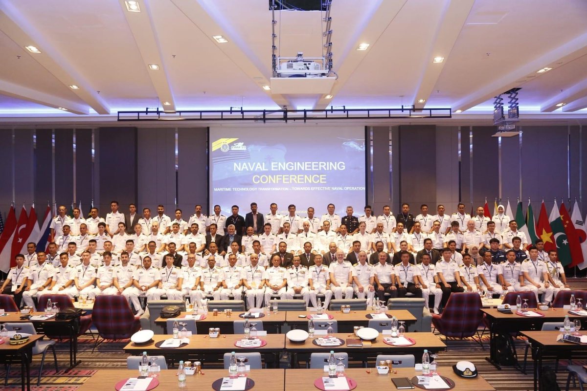 Michele Florio on Twitter: "RT @ItalianNavy: Gli ufficiali di #naveMorosini partecipano alla ...