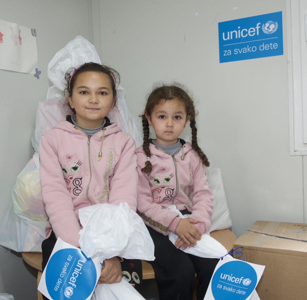 UNICEF Srbija on Twitter: "Deca koja žive u prihvatnim centrima danas su dobila pakete igračaka ...