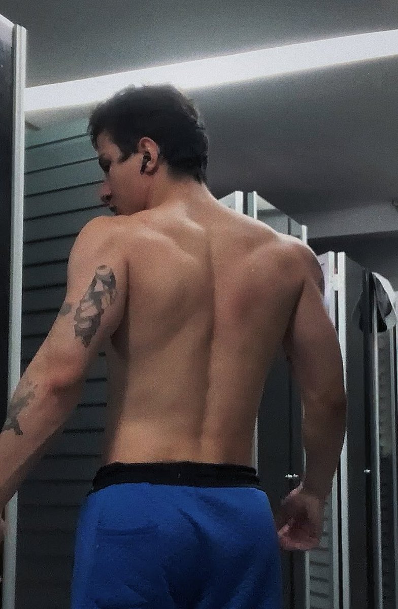 Saymon Robert on Twitter: "um murro nas minhas costas e sua mão quebra"