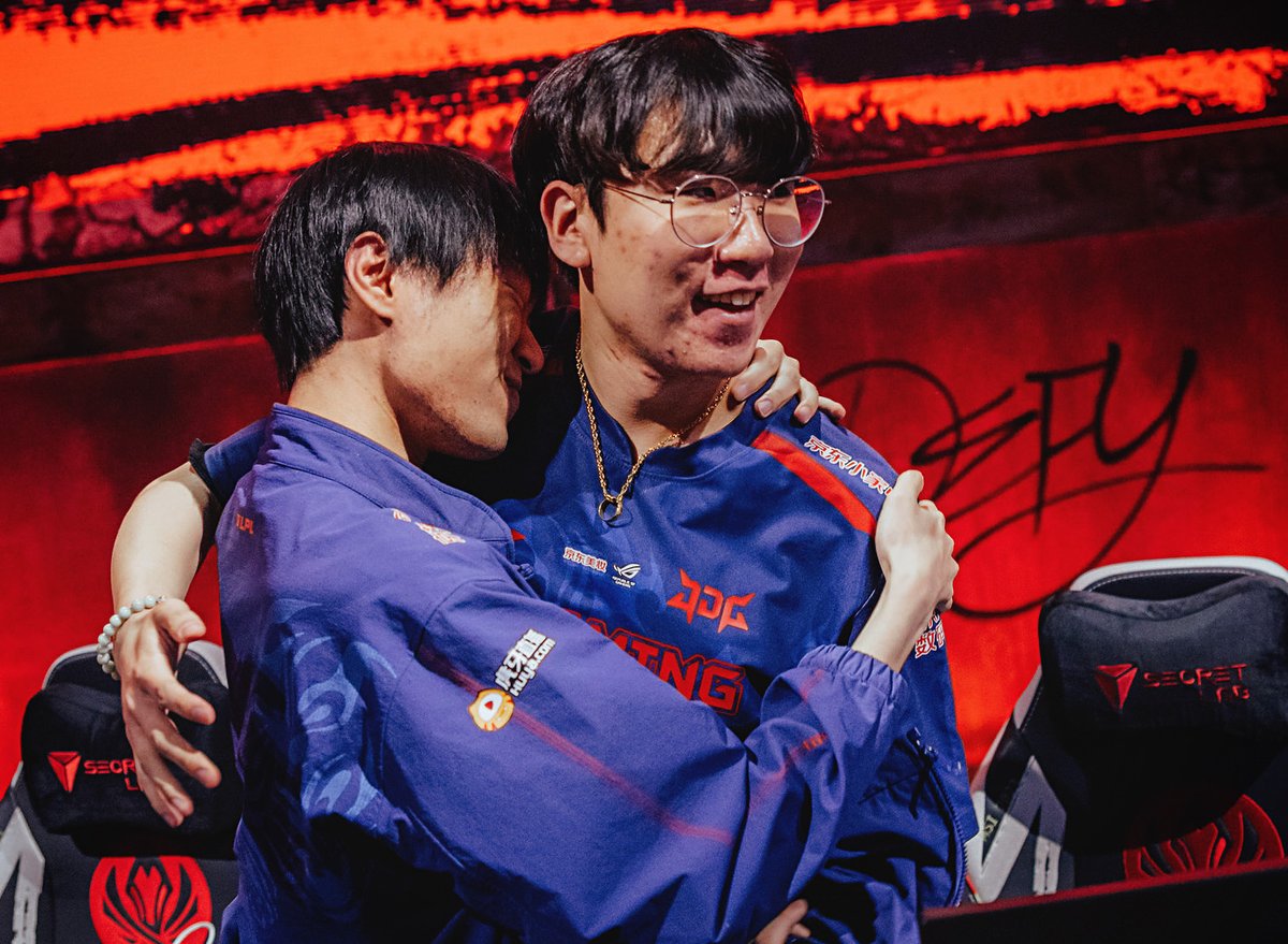 Kitty on Twitter: "IM SO LUCKY TO WATCH JDG T1 5 GAMES LIVE 😭 ️ THIS HUG WAS SO ADORABLE EXCUSE ...