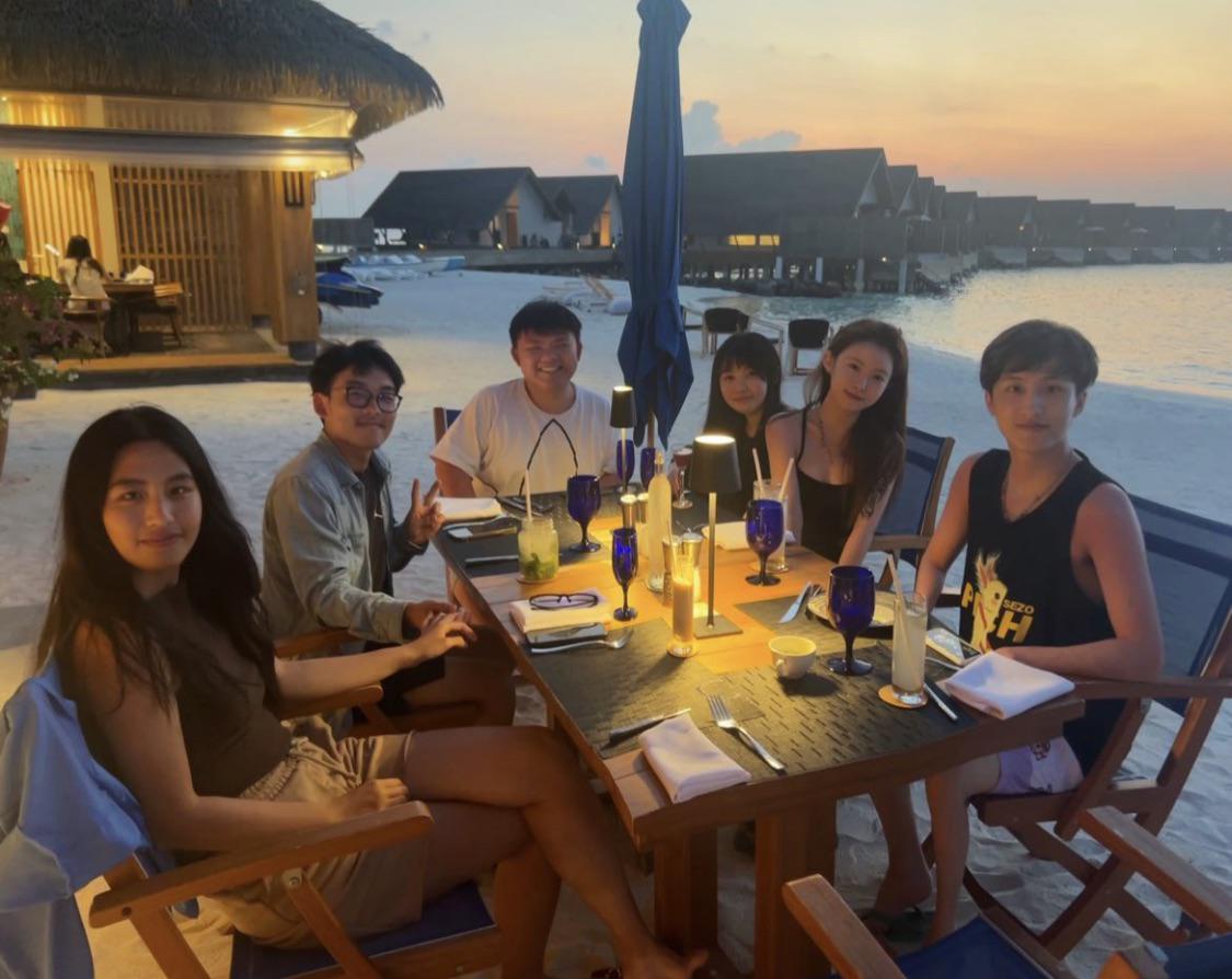 Reddit Dota 2 on Twitter: "Ame, @Faith_bian, and XinQ in the Maldives now - /u/-Rupas- https://t ...