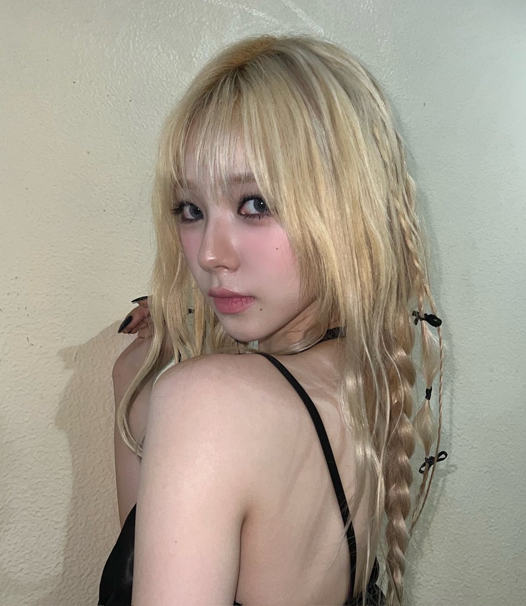 슴덕 on Twitter: "RT @KARINAL00KS: my cute goth gf"