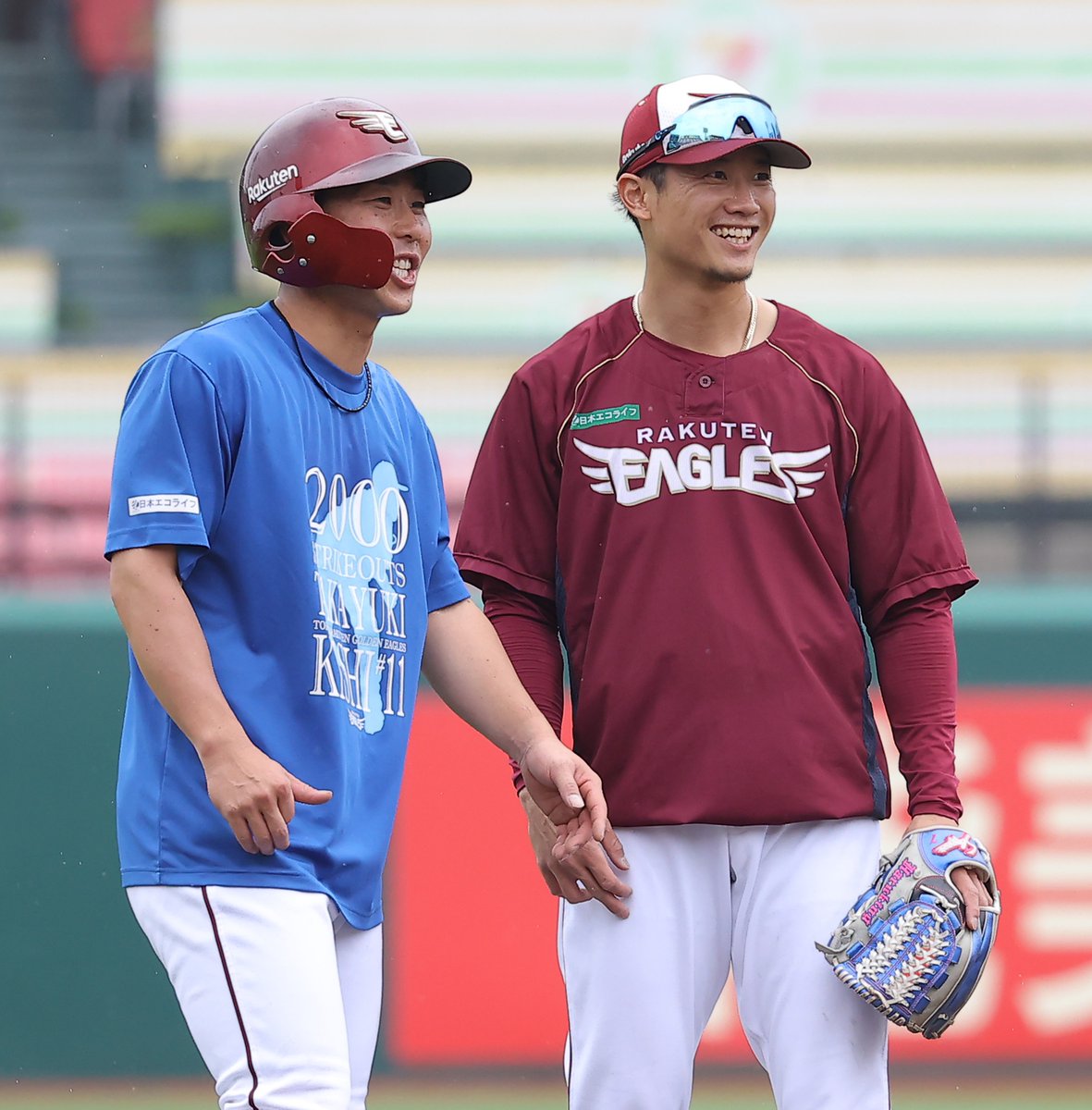 サンスポ×EAGLES on Twitter: "【楽天ｰロッテ】 19日、走塁練習中の鈴木大地選手と談笑する西川遥輝選手。リラックスした表情で練習に臨む、西川遥輝選手、鈴木大地選手、山崎剛 ...