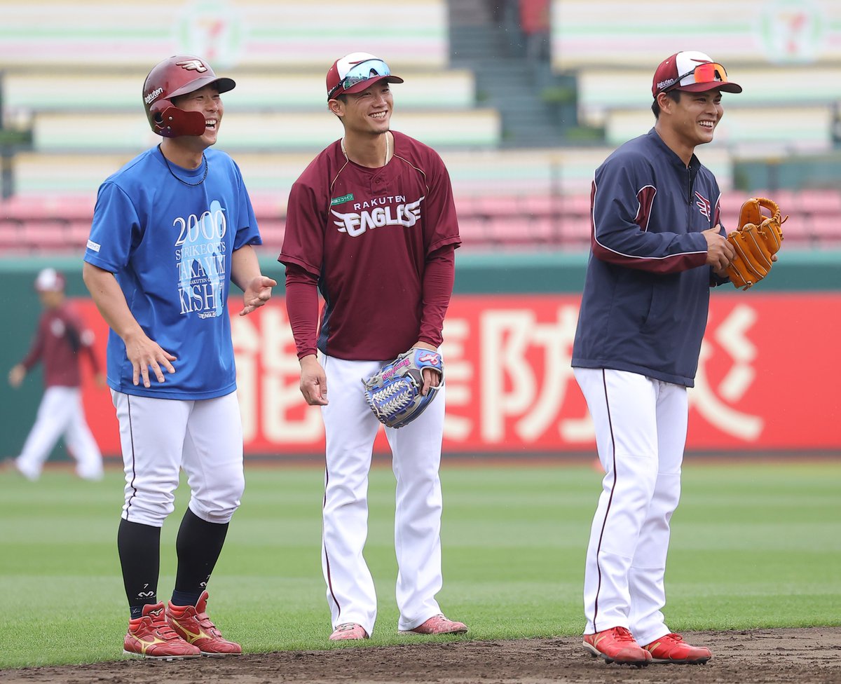サンスポ×EAGLES on Twitter: "【楽天ｰロッテ】 19日、走塁練習中の鈴木大地選手と談笑する西川遥輝選手。リラックスした表情で練習に臨む、西川遥輝選手、鈴木大地選手、山崎剛 ...