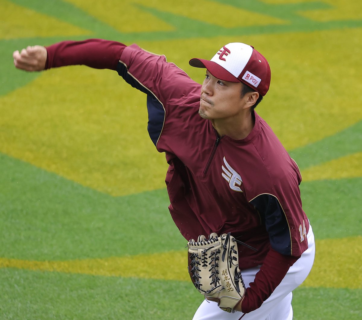 サンスポ×EAGLES on Twitter: "【楽天ｰロッテ】 19日、西口直人投手に愛ある「喝」を入れる則本昂大投手（本気の蹴りではありませんでした）は、明日20日のスライド登板が決まっ ...