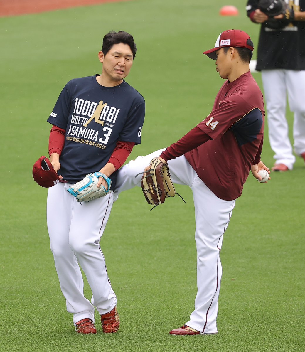 サンスポ×EAGLES on Twitter: "【楽天ｰロッテ】 19日、西口直人投手に愛ある「喝」を入れる則本昂大投手（本気の蹴りではありませんでした）は、明日20日のスライド登板が決まっ ...