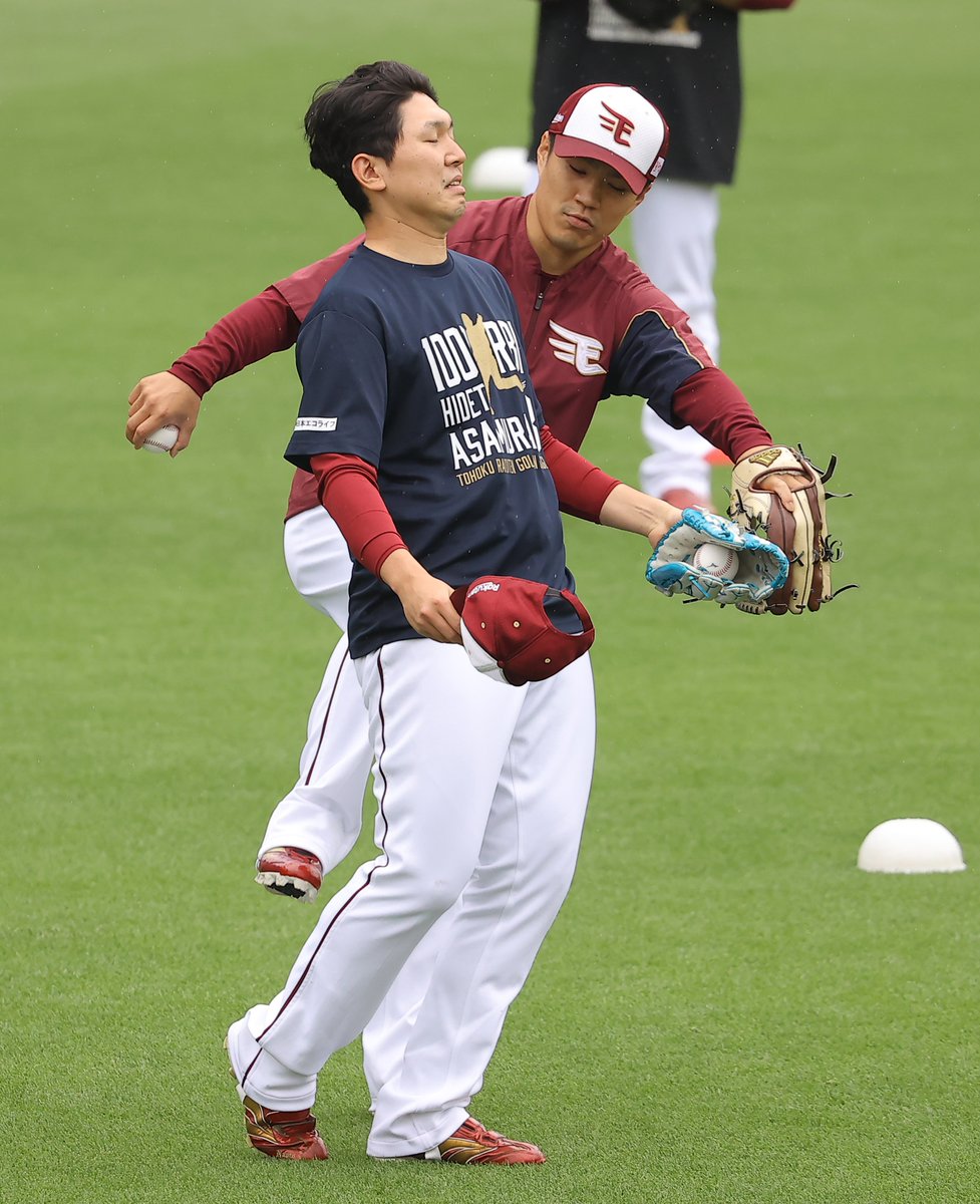 サンスポ×EAGLES on Twitter: "【楽天ｰロッテ】 19日、西口直人投手に愛ある「喝」を入れる則本昂大投手（本気の蹴りではありませんでした）は、明日20日のスライド登板が決まっ ...
