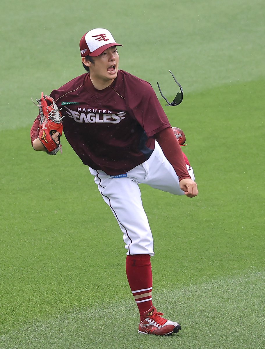 サンスポ×EAGLES on Twitter: "【楽天ｰロッテ】 19日、キャッチボールで勢い余って思わずサングラスを落とす松井裕樹投手。宋家豪投手とはいつも仲良し。https://t.co ...
