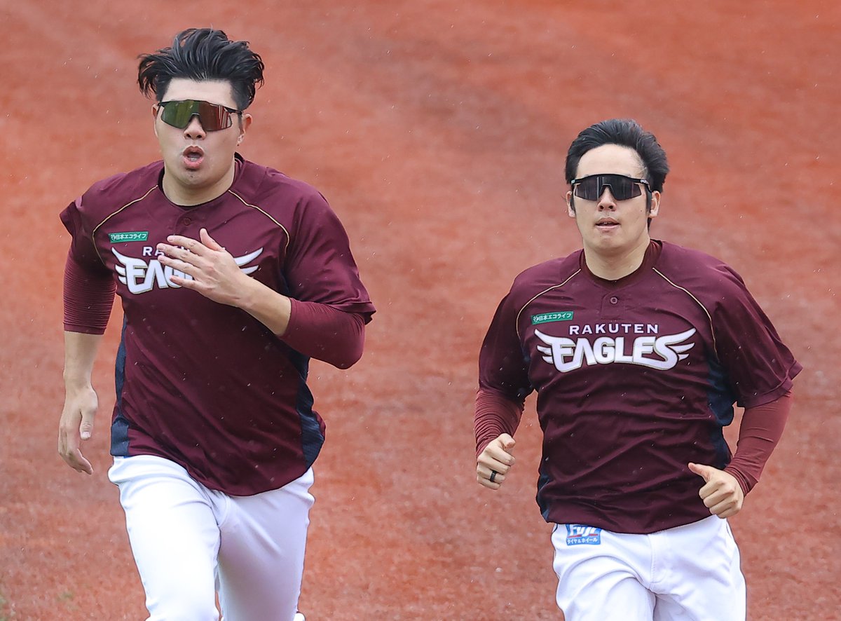 サンスポ×EAGLES on Twitter: "【楽天ｰロッテ】 19日、キャッチボールで勢い余って思わずサングラスを落とす松井裕樹投手。宋家豪投手とはいつも仲良し。https://t.co ...