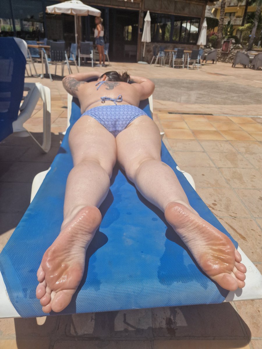 Roxy 👣 🇬🇧 on Twitter: "So happy to get to 17K followers 🥰 I am taking custom requests and will ...