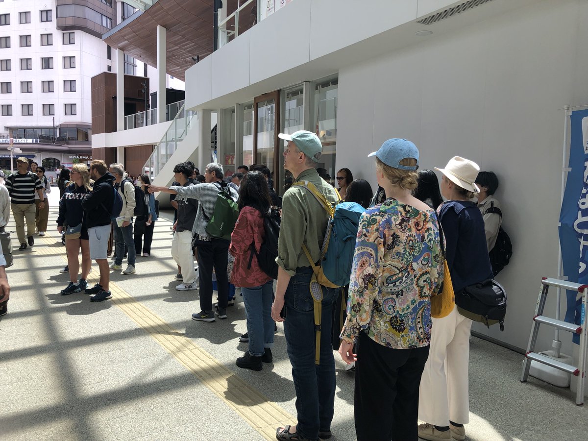 中国新聞 on Twitter: "午後1時半、宮島の入島規制が解除される予定の30分前となり、宮島口旅客ターミナルには続々と観光客が集まり始めました。 https://chugoku-np ...