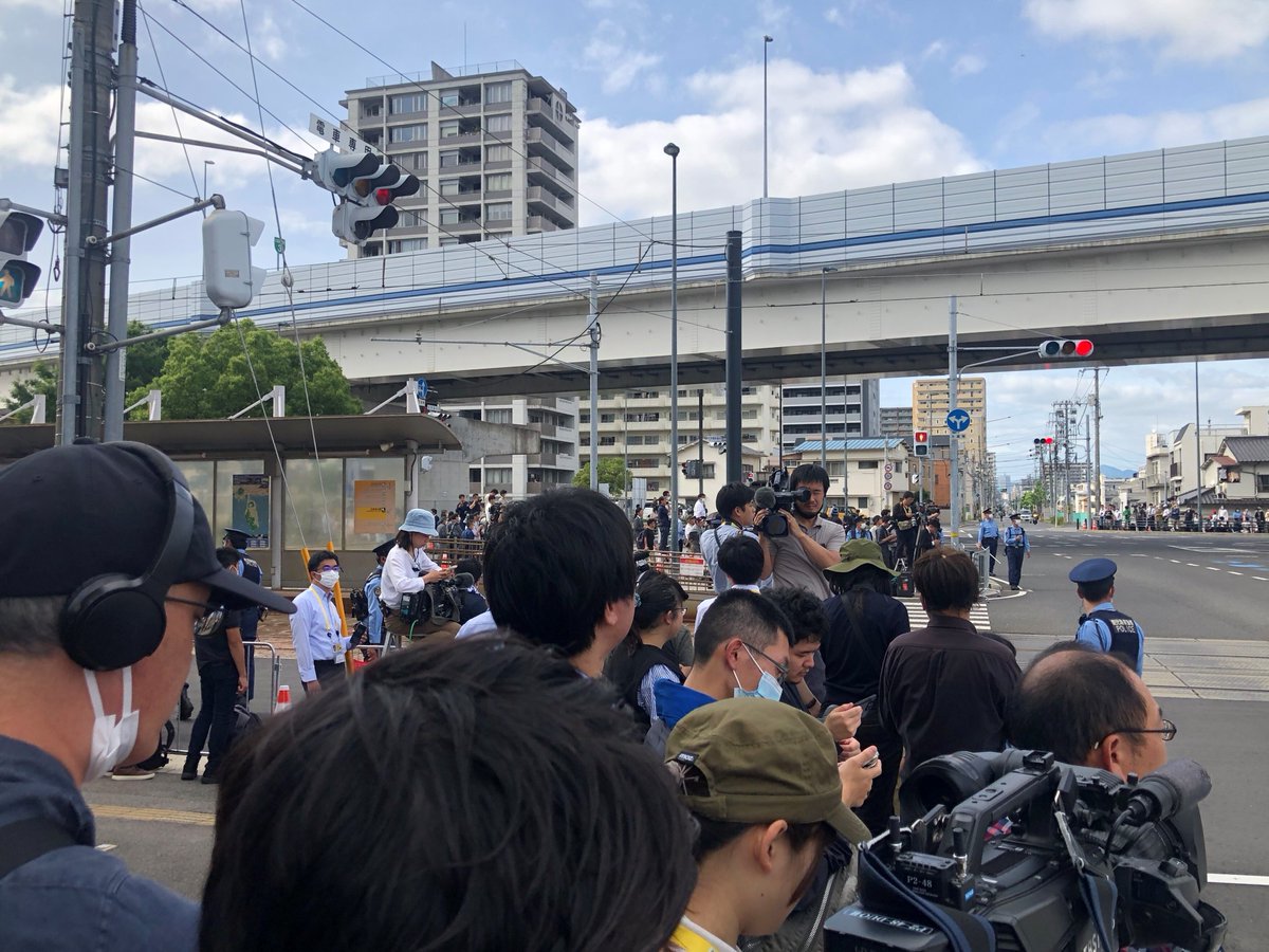 中国新聞 on Twitter: "午後3時56分ごろ サミット主会場のグランドプリンスホテル広島近くの元宇品口電停付近。ウクライナのゼレンスキー大統領が広島空港に到着したとの情報で国内外の ...