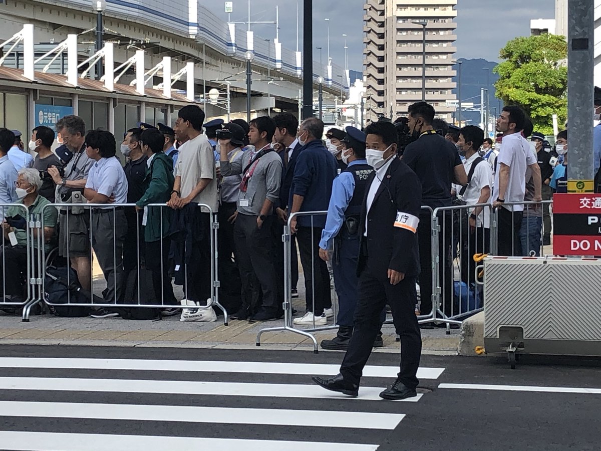 中国新聞 on Twitter: "午後4時35分ごろ サミット主会場のグランドプリンスホテル広島近くの元宇品口電停付近を、ウクライナのゼレンスキー大統領の乗った車が通過。国内外メディア関係者 ...