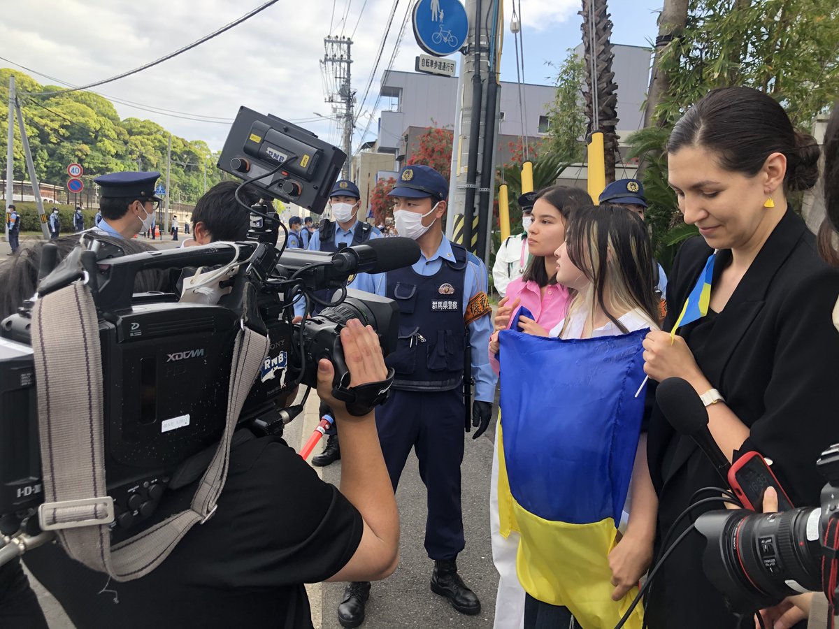 中国新聞 on Twitter: "午後4時35分ごろ サミット主会場のグランドプリンスホテル広島近くの元宇品口電停付近を、ウクライナのゼレンスキー大統領の乗った車が通過。国内外メディア関係者 ...